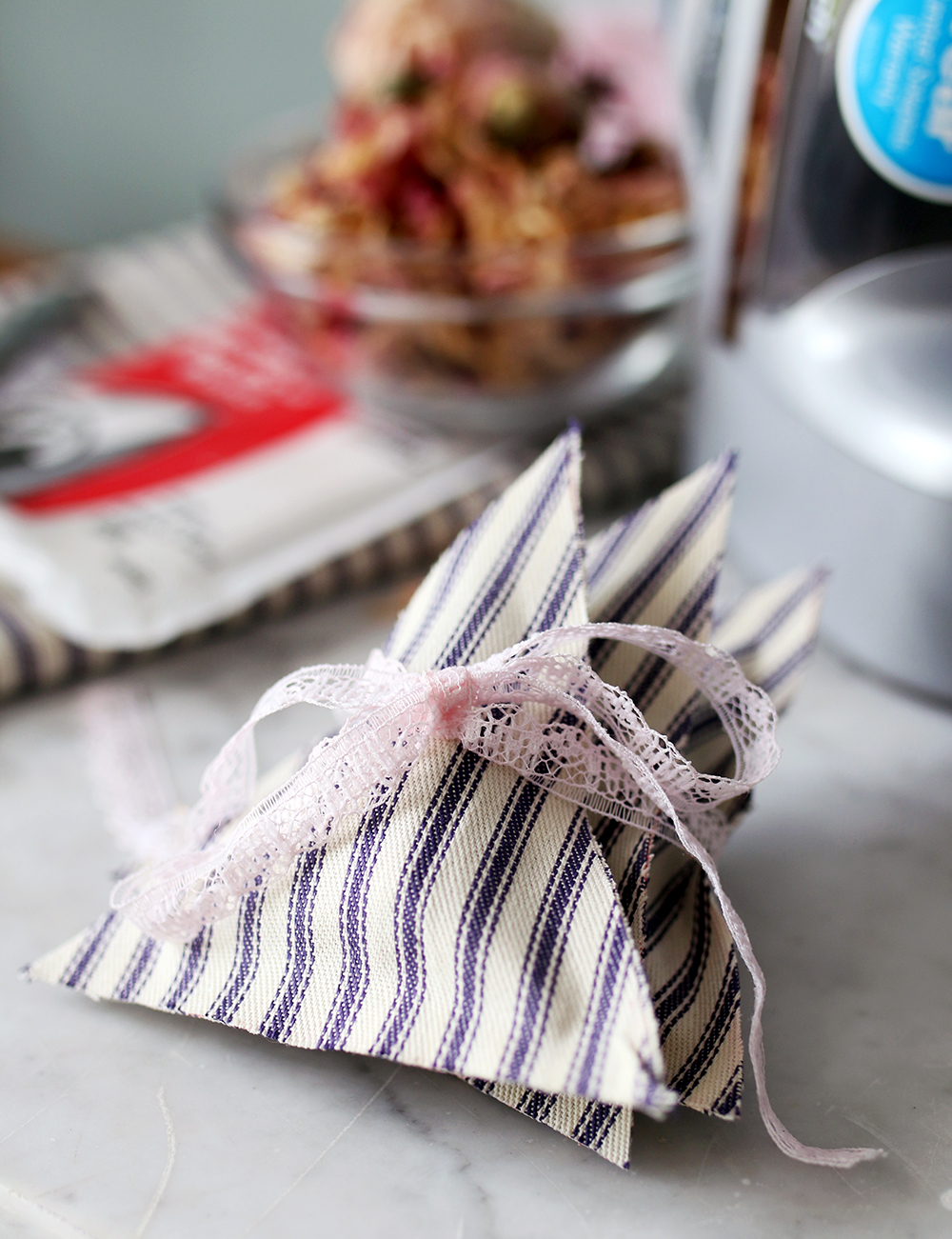 Center Stage: No-Sew DIY Scented Sachets with 17 Apart | #Durathon