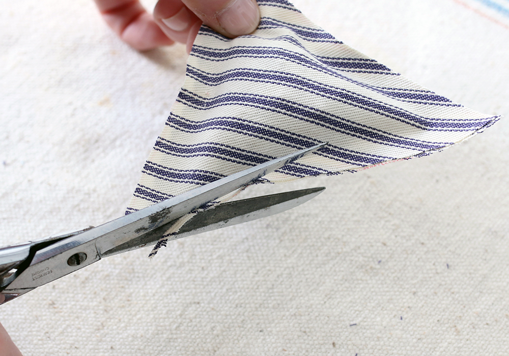 Center Stage: No-Sew DIY Scented Sachets with 17 Apart | #Durathon