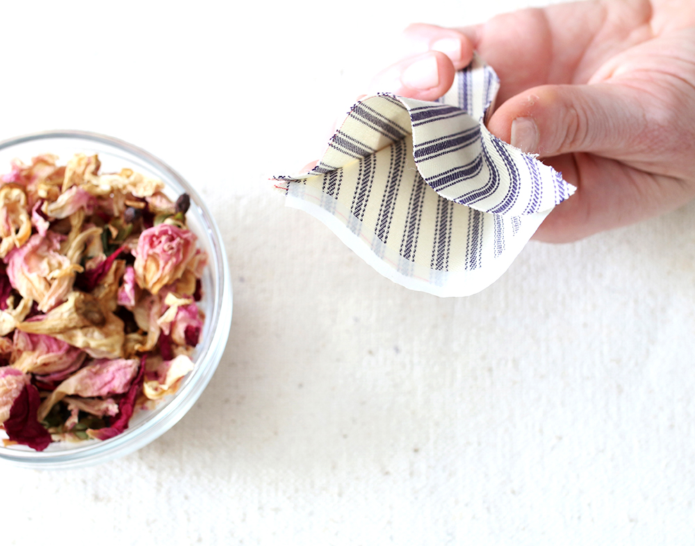 Center Stage: No-Sew DIY Scented Sachets with 17 Apart | #Durathon