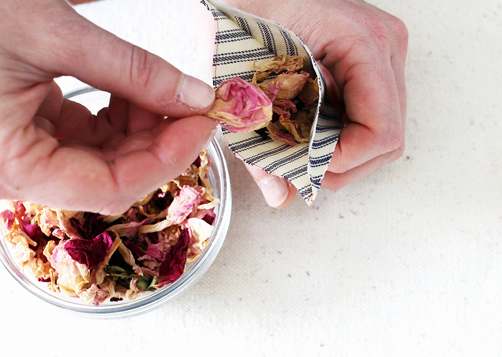 Center Stage: No-Sew DIY Scented Sachets with 17 Apart | #Durathon