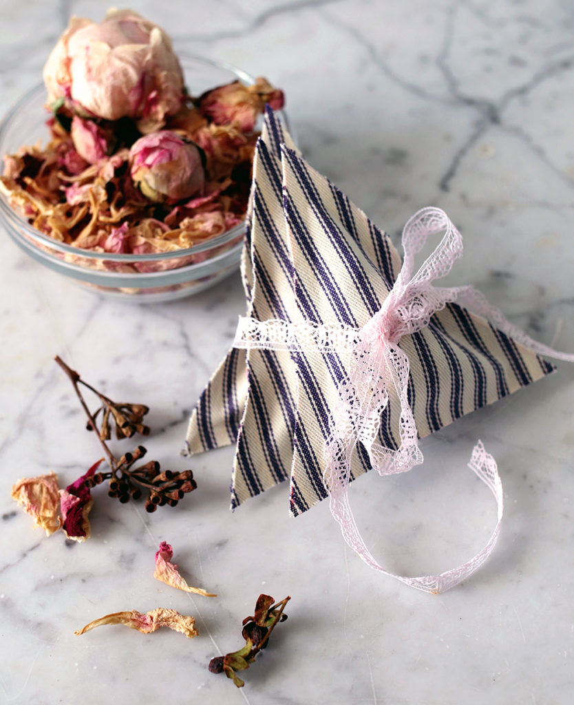 Center Stage: No-Sew DIY Scented Sachets with 17 Apart | #Durathon