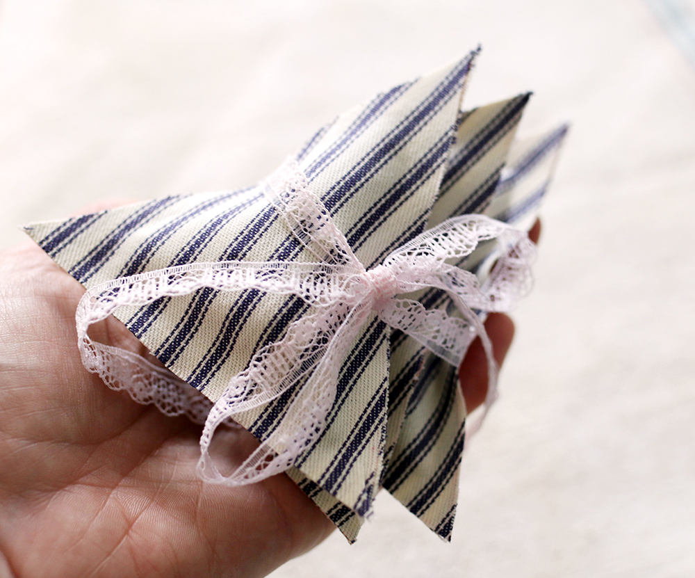 Center Stage: No-Sew DIY Scented Sachets with 17 Apart | #Durathon