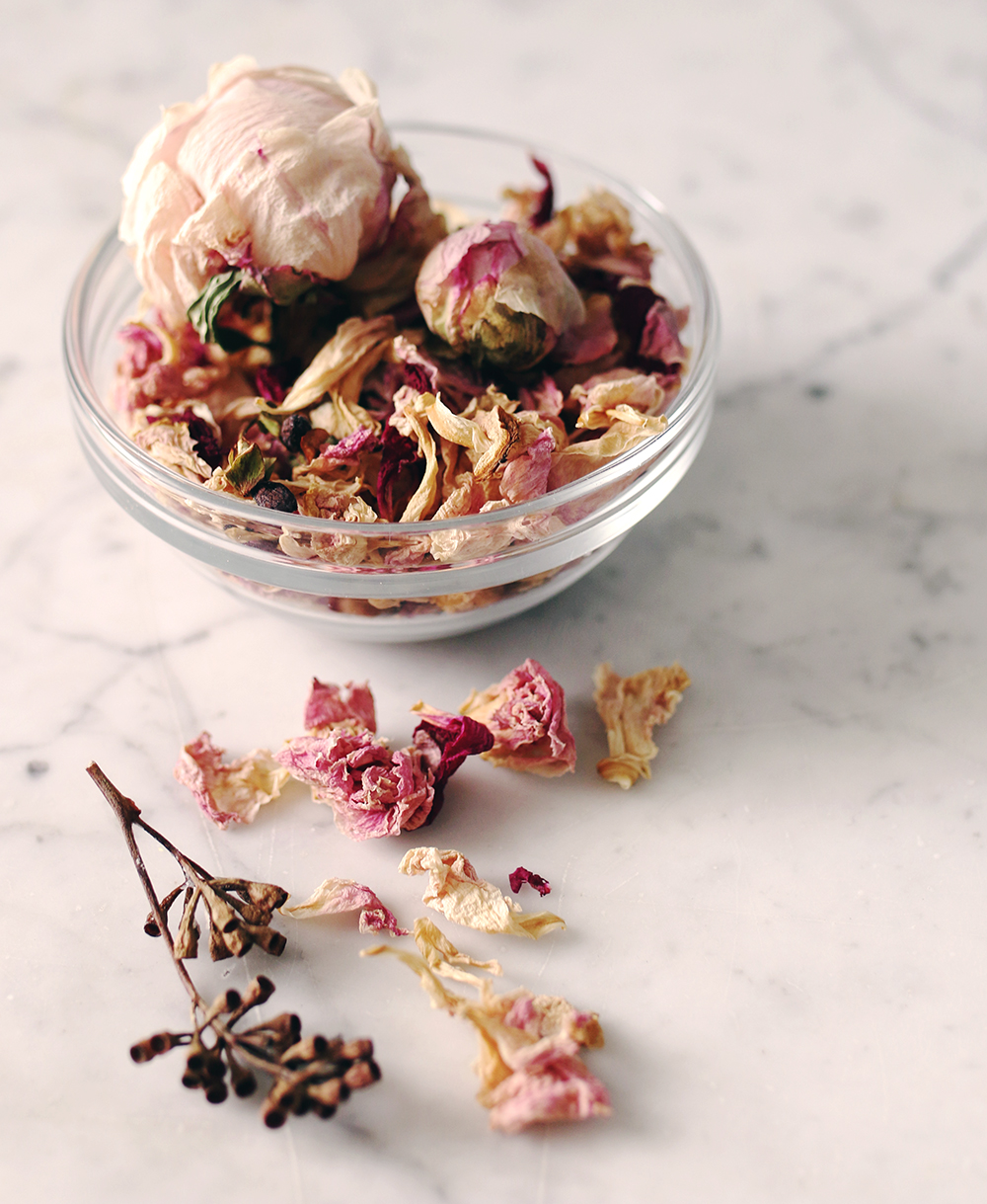 Center Stage: No-Sew DIY Scented Sachets with 17 Apart | #Durathon